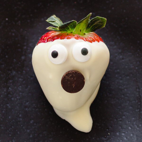 Easy Halloween Chocolate Covered Strawberries | Maple + Mango